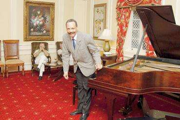 Orrett Rhoden mesmerises at Royal Plantation - Jamaica Observer