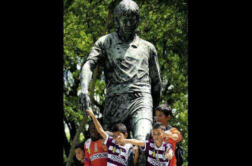 Colombians pay tribute to slain footballer Andres Escobar - Jamaica ...