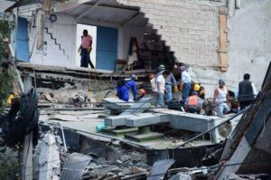 UPDATE: Powerful quake hammers Mexico City, collapsing buildings ...