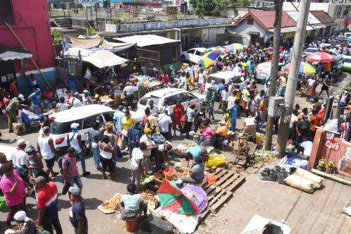 Large crowd at Linstead 'Grand Market' during lockdown - Jamaica Observer