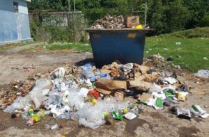 Garbage fight - Jamaica Observer