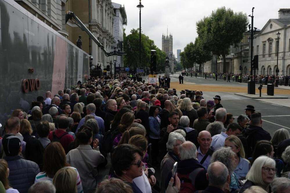 Crowds flock to London to see queen’s coffin procession - Jamaica Observer