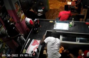 Bar shooting caught on camera – off-duty cop challenges gunmen ...