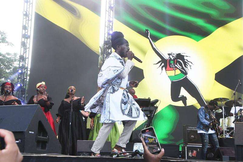 Laydee Vee, Sizzla aim for the stars - Jamaica Observer