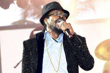 Beenie Man pays tribute to Boom Dandimite at candlelight vigil - Jamaica Observer