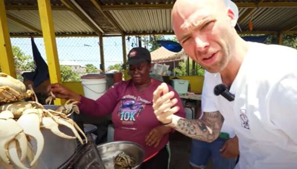 Travel host no longer recommending Crab Circle after viral video ...