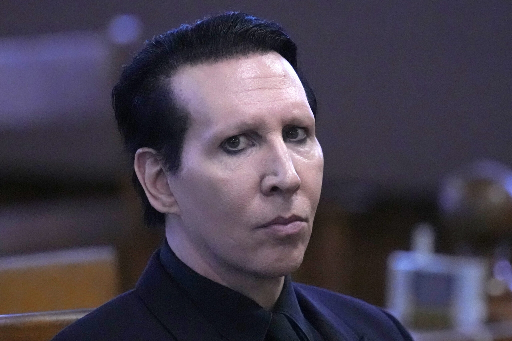 Marilyn Manson completes community service sentence for blowing nose on ...