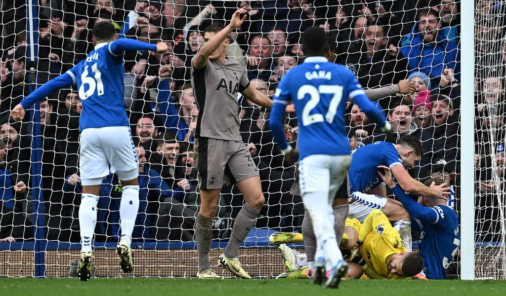 Everton strike late to deny Tottenham despite Richarlison double ...