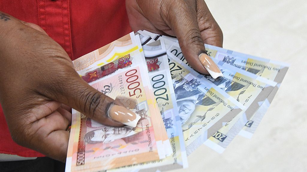 Jamaicans cling to cash - Jamaica Observer