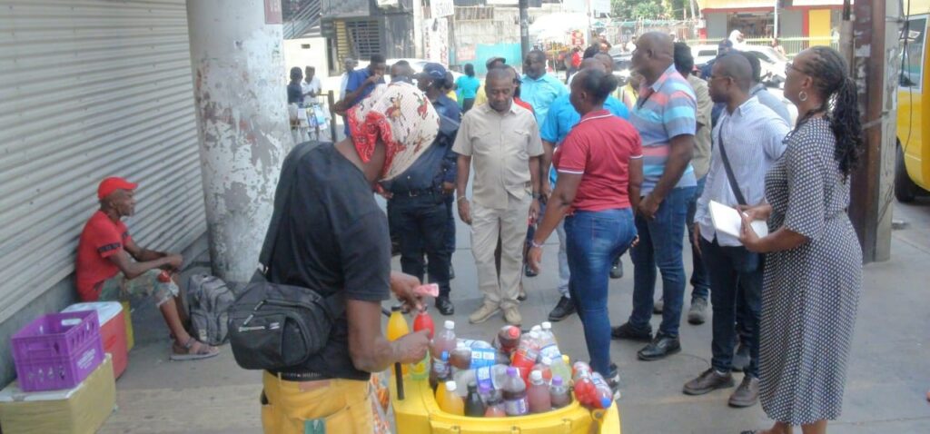 Kingston’s mayor tours sections of Half-Way Tree, engages with vendors ...