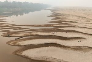 An Amazon river dries up, creating hellish crossing for villagers ...