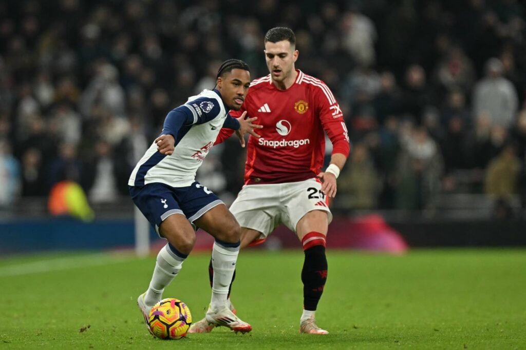 Everton aims to pile misery on inconsistent Manchester United in EPL ...