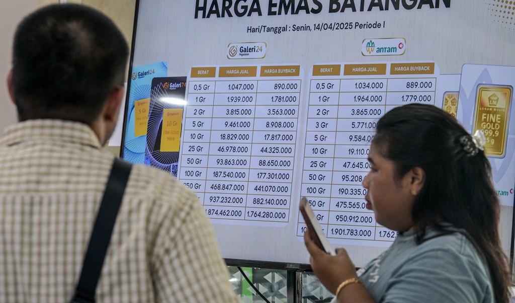 Gold hits record as Trump fuels Fed fears, Wall Street rebounds ...