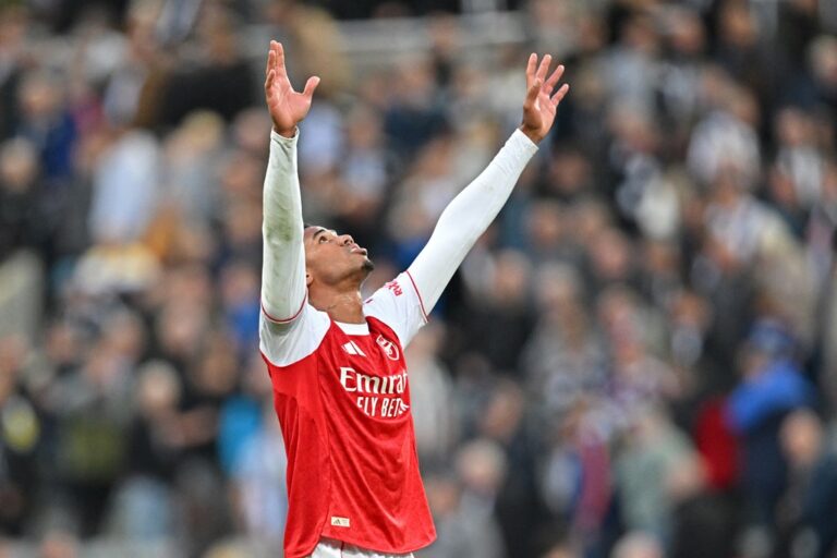 Arsenal strike late for 'beautiful' Newcastle win, close in on ...