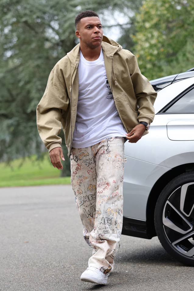 Mbappe undergoing treatment for ‘small niggle’, says Deschamps ...