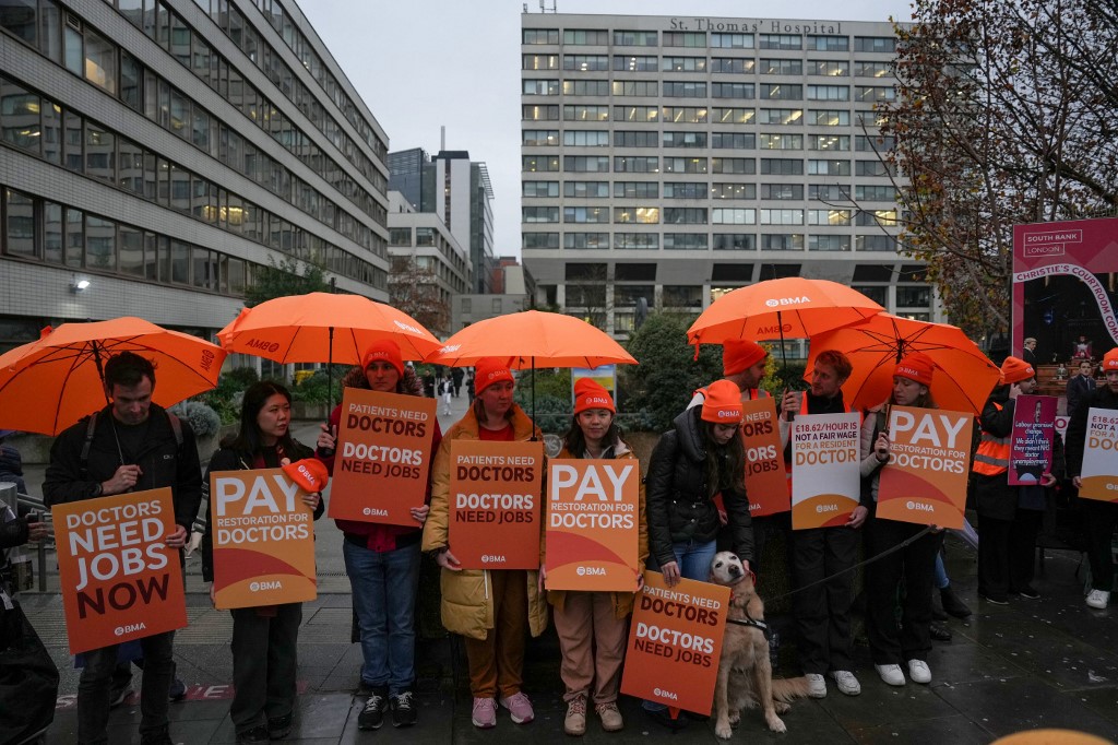 Doctors in England launch strike over pay and jobs - Jamaica Observer