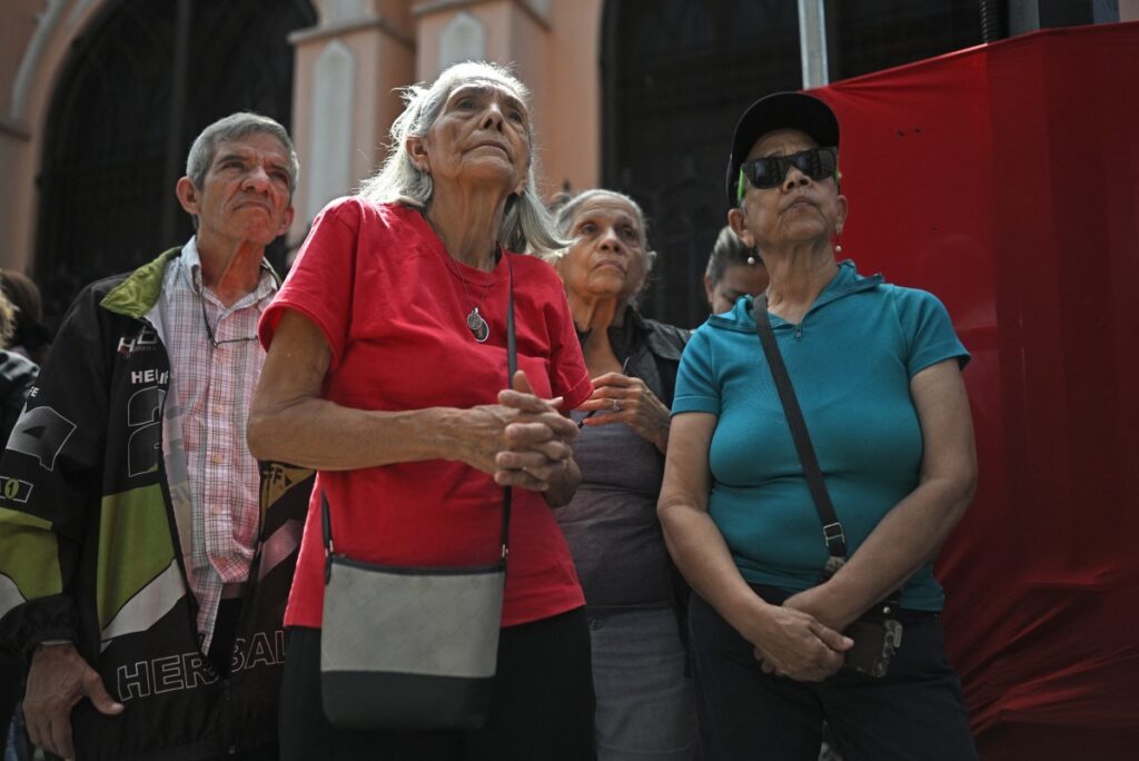 Trump posts photo of handcuffed, blindfolded Maduro - Jamaica Observer