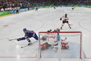 USA beat Canada 2-1 to win Olympic women's ice hockey gold medal ...